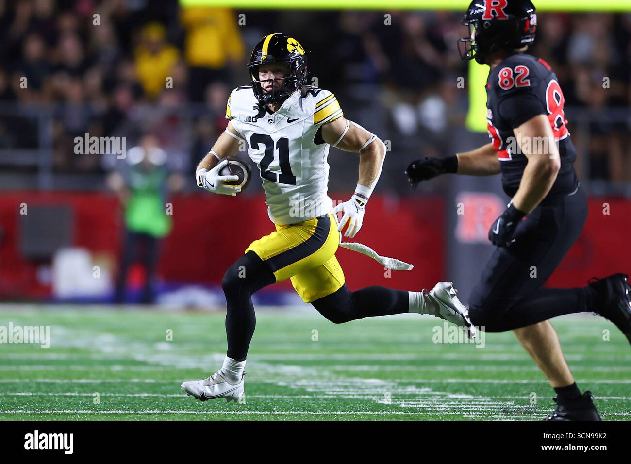 PISCATAWAY, NJ - SEPTEMBER 19: Kaden Wetjen #21 of the Iowa Hawkeyes ...