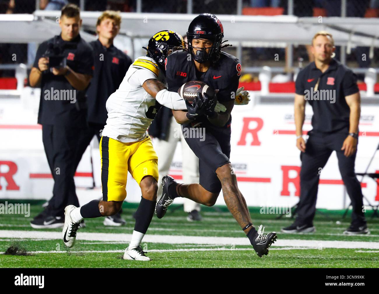 Rutgers wide receiver Ian Strong (9) catches a pass against Iowa ...