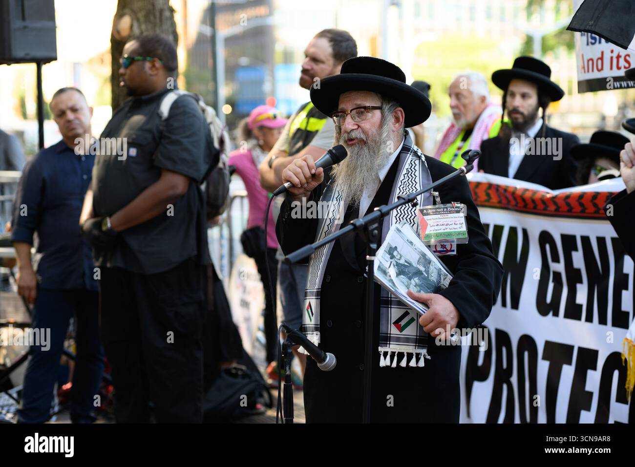 Rabbi Weiss of Neturei Karta speaks to demonstrators at Dag ...