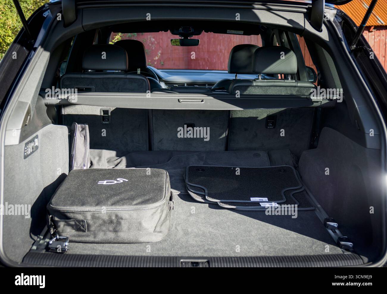 Open trunk on a Audi Q7 E-tron Stock Photo - Alamy