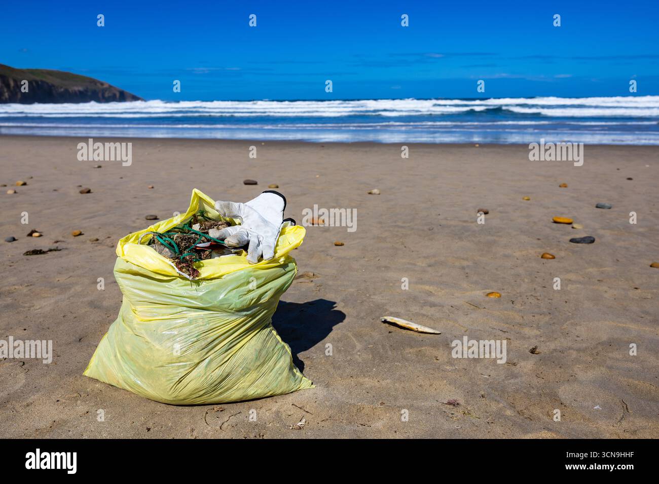 Marine pollution cleanup effort hi-res stock photography and images - Alamy