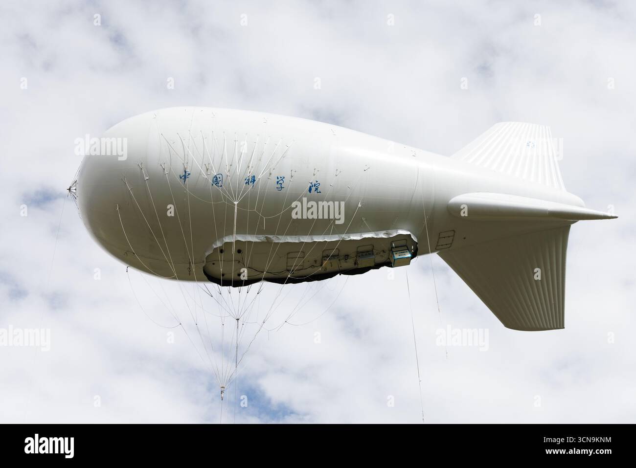 (250920) -- NYINGCHI, Sept. 20, 2025 (Xinhua) -- "Jimu-1" tethered ...