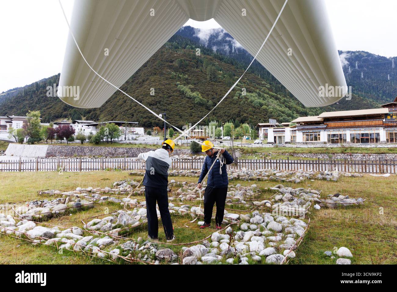 (250920) -- NYINGCHI, Sept. 20, 2025 (Xinhua) -- Technicians control ...