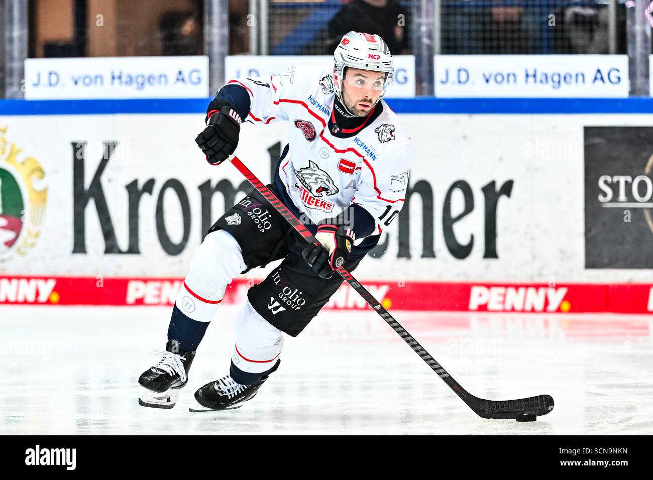 Evan Barratt (Nuernberg Ice Tigers, #10), GER, Iserlohn Roosters vs ...