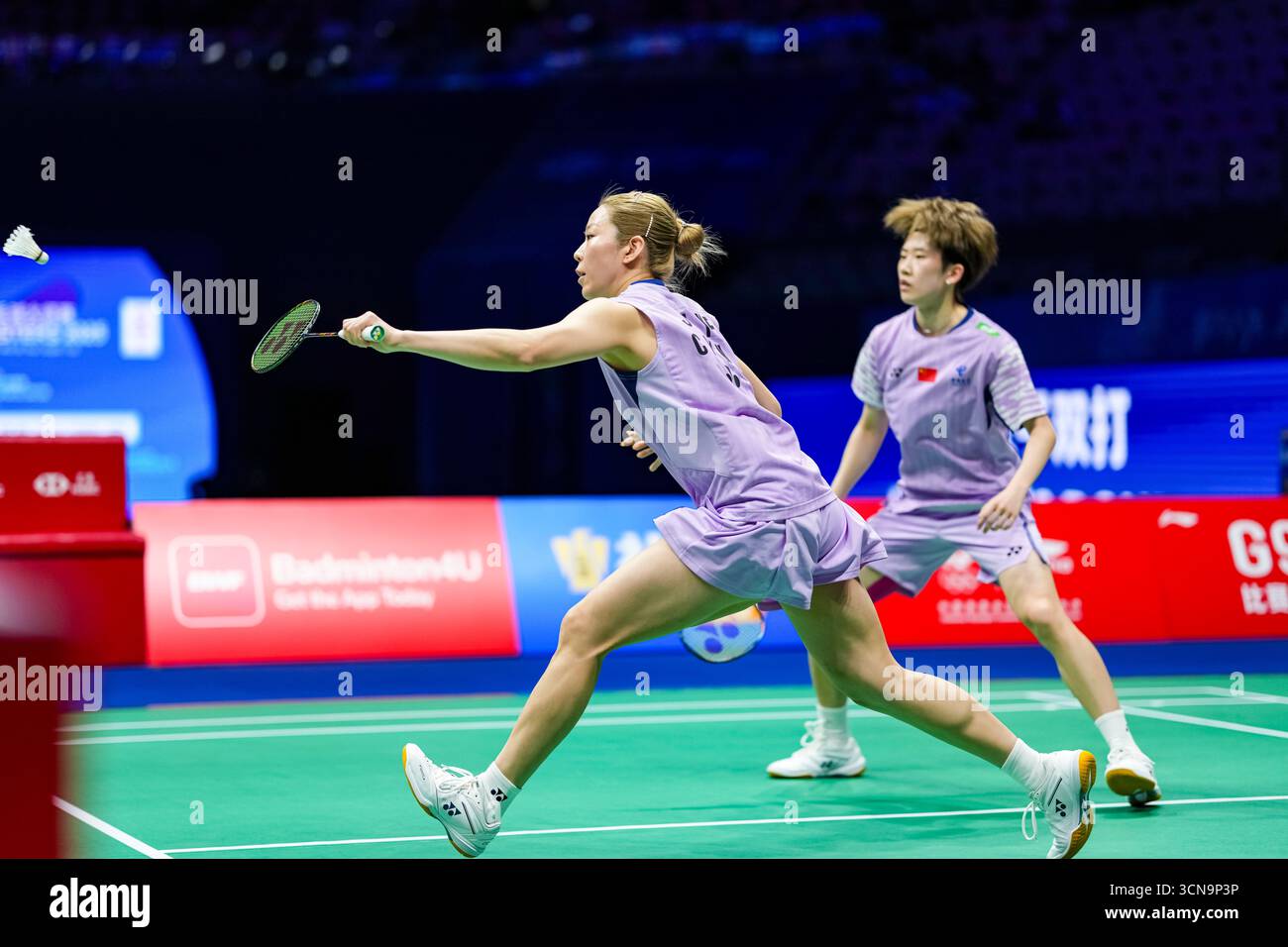 (250920) -- SHENZHEN, Sept. 20, 2025 (Xinhua) -- Jia Yifan (L)/Zhang Shuxian of China compete ...