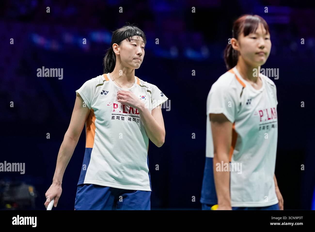 (250920) -- SHENZHEN, Sept. 20, 2025 (Xinhua) -- Baek Ha Na/Lee So Hee (L) of South Korea react ...