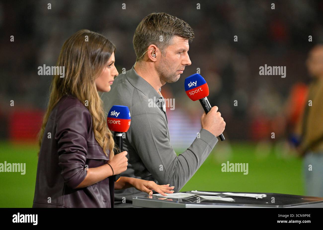 SKY Moderatorin Mara Mones im Interview Mikrofon Mikro Logo mit TV-Experte Thomas Hitzlsperger ...