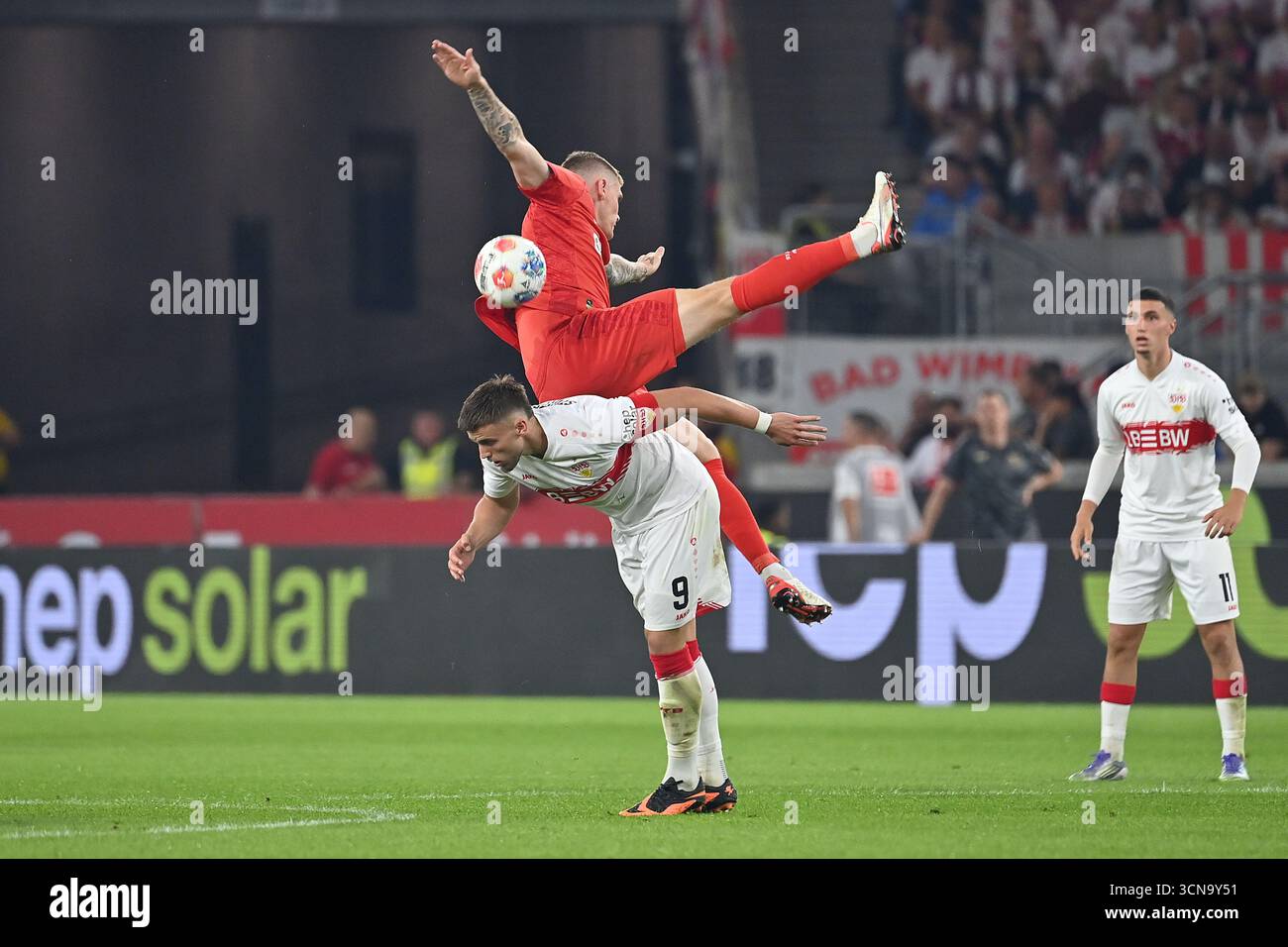 Ermedin DEMIROVIC (VFB Stuttgart), action, duels versus Eric SMITH (St ...