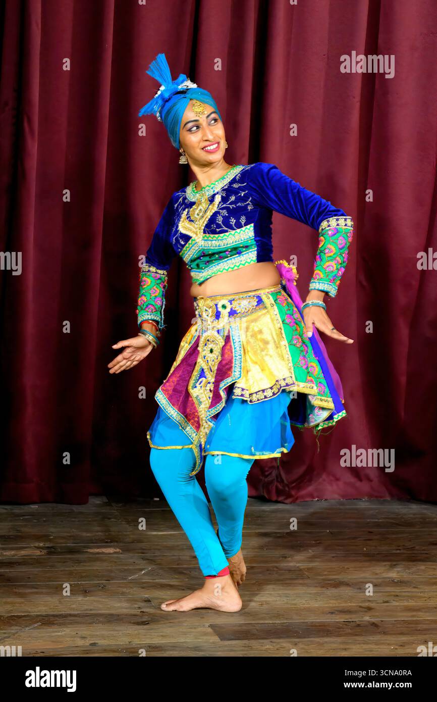 Kandi Lake Club Cultural Dance Show, Kandy, Sri Lanka Stock Photo - Alamy