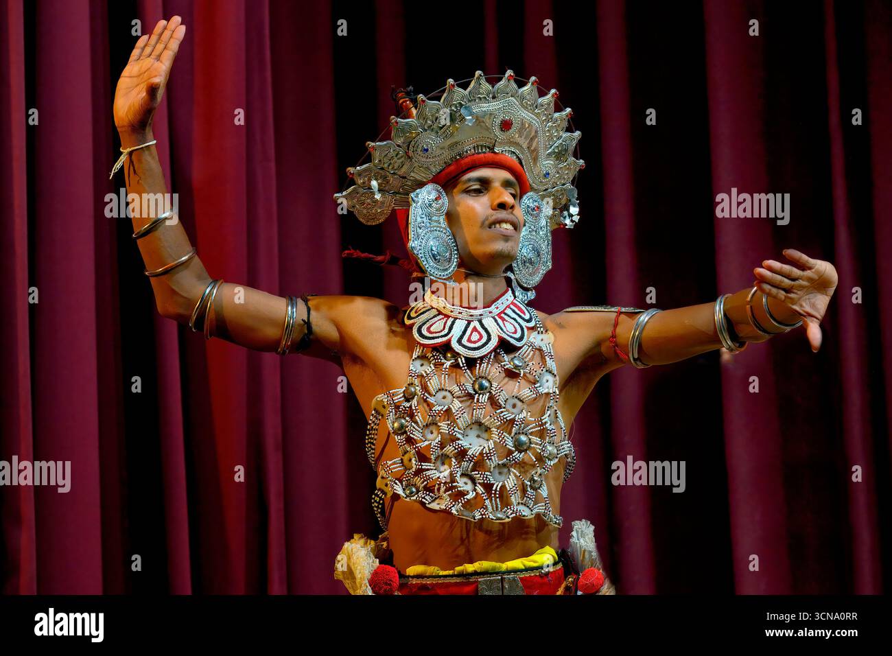Kandi Lake Club Cultural Dance Show, Kandy, Sri Lanka Stock Photo - Alamy
