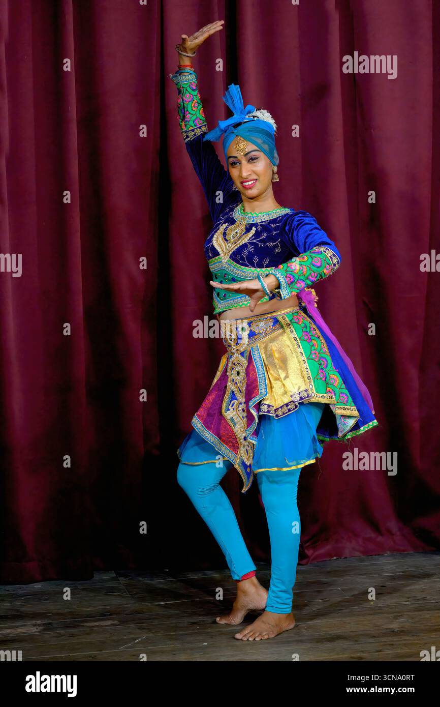 Kandi Lake Club Cultural Dance Show, Kandy, Sri Lanka Stock Photo - Alamy