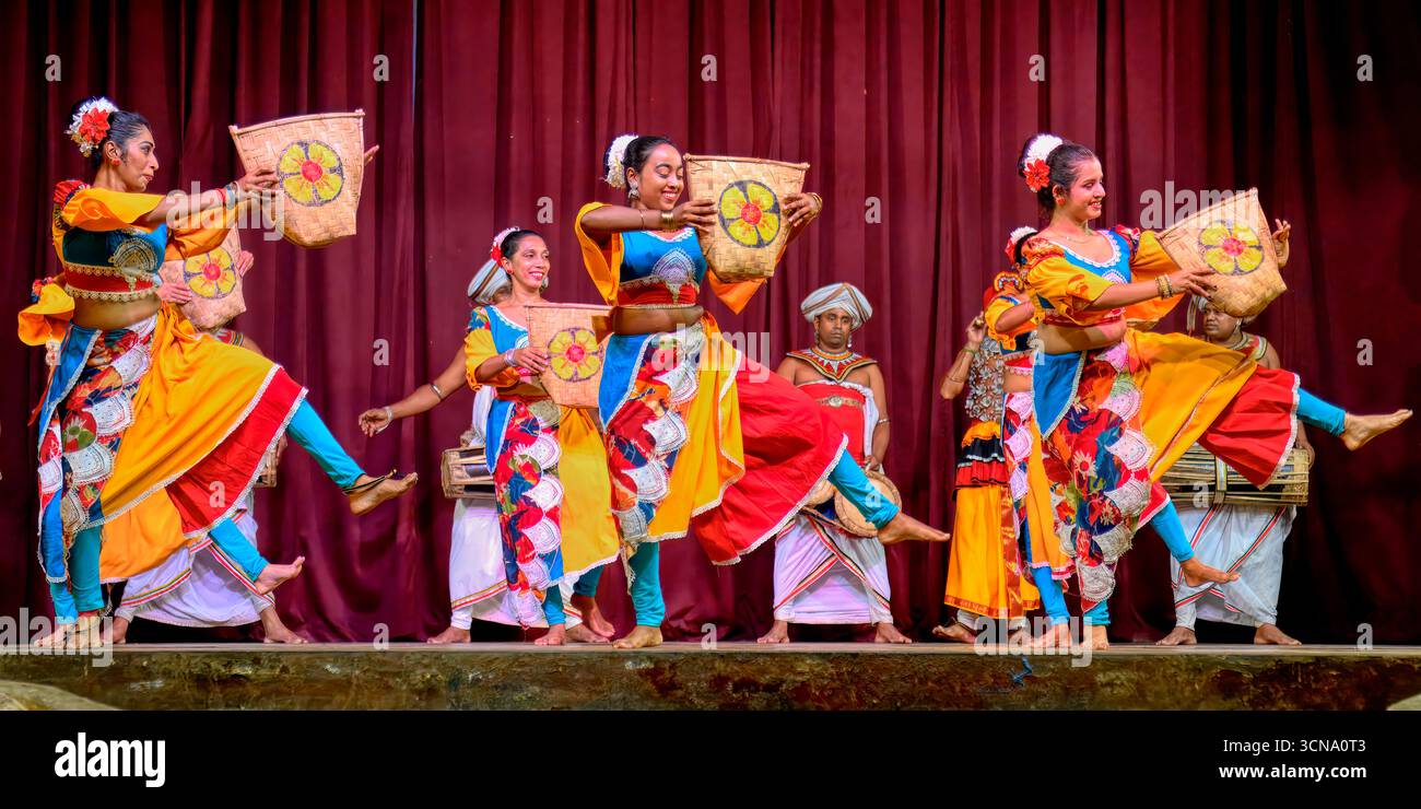 Kandi Lake Club Cultural Dance Show, Kandy, Sri Lanka Stock Photo - Alamy