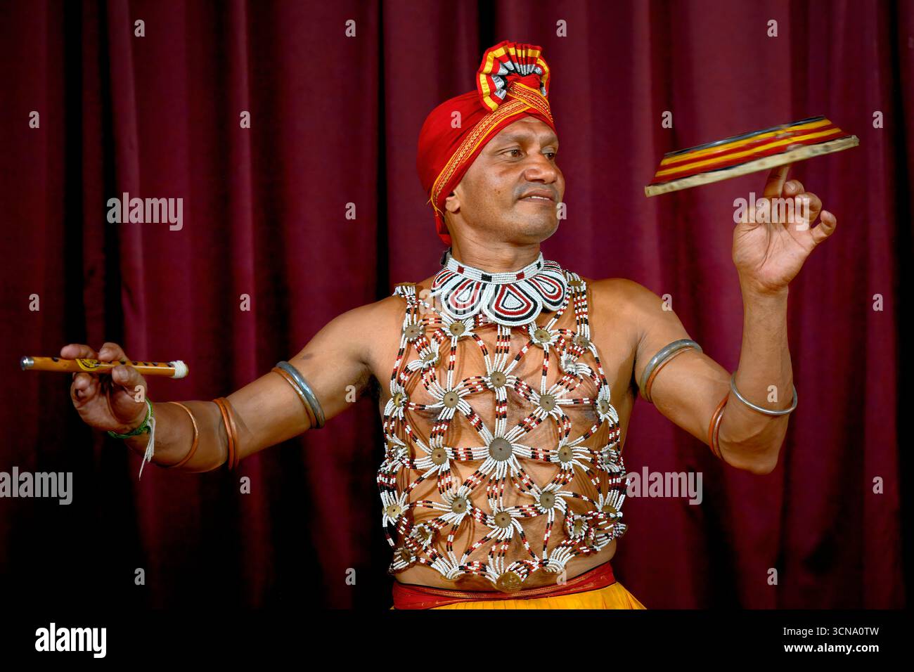 Kandi Lake Club Cultural Dance Show, Plate juggler, Kandy, Sri Lanka ...