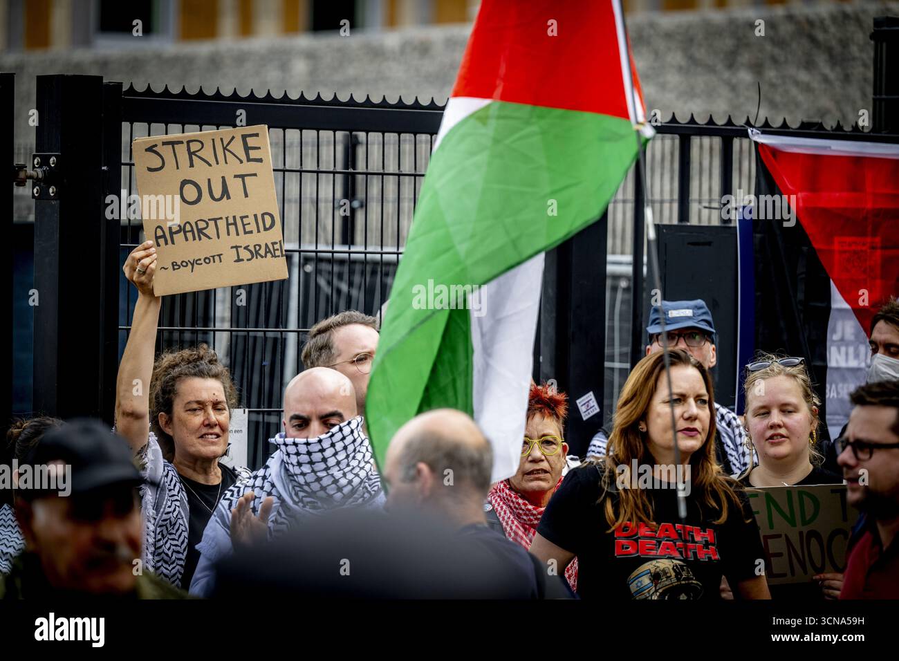 ROTTERDAM - Protesters for Gaza at the Neptunus station before the ...