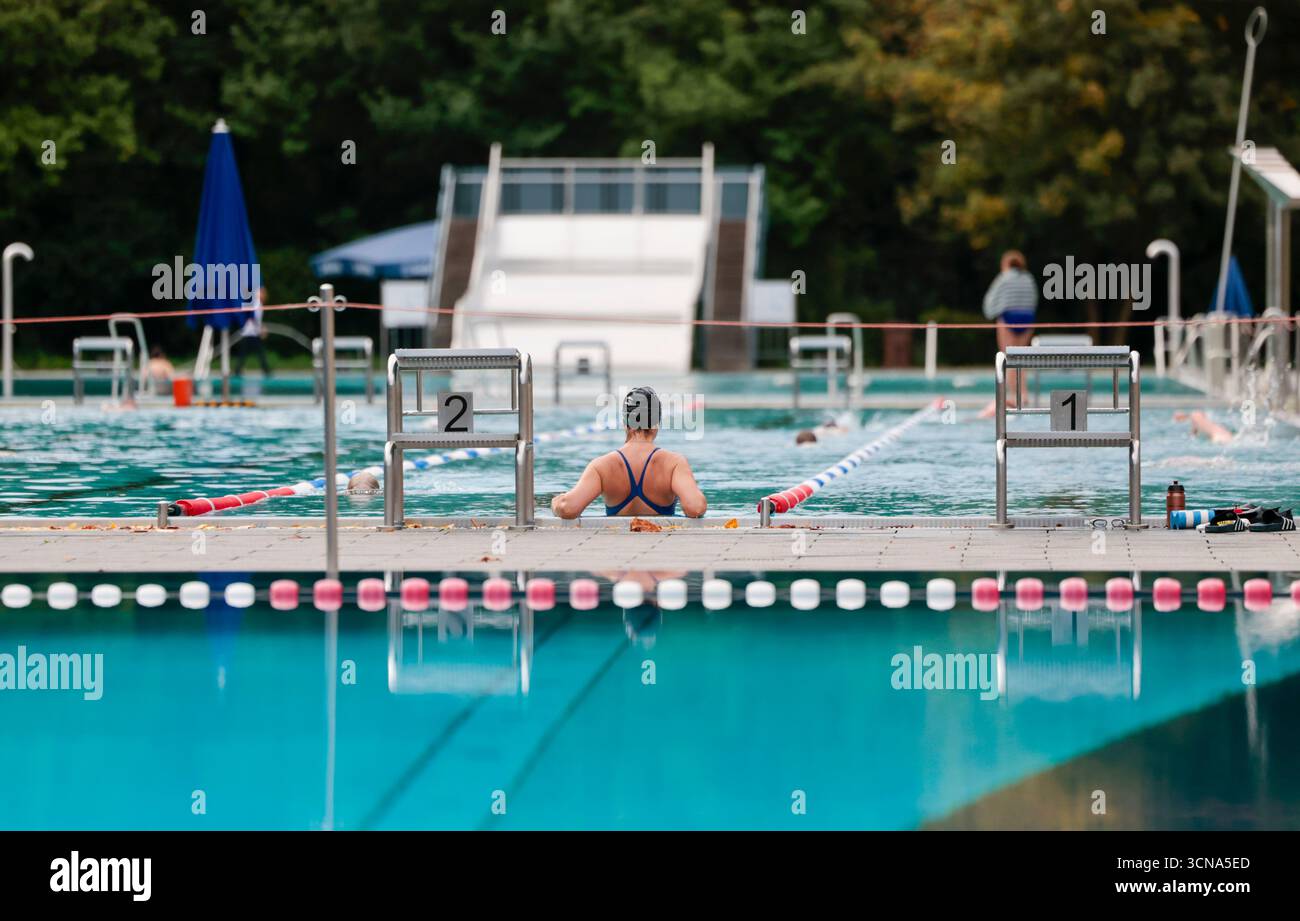 20 September 2025, North Rhine-Westphalia, Cologne: People swim in a ...