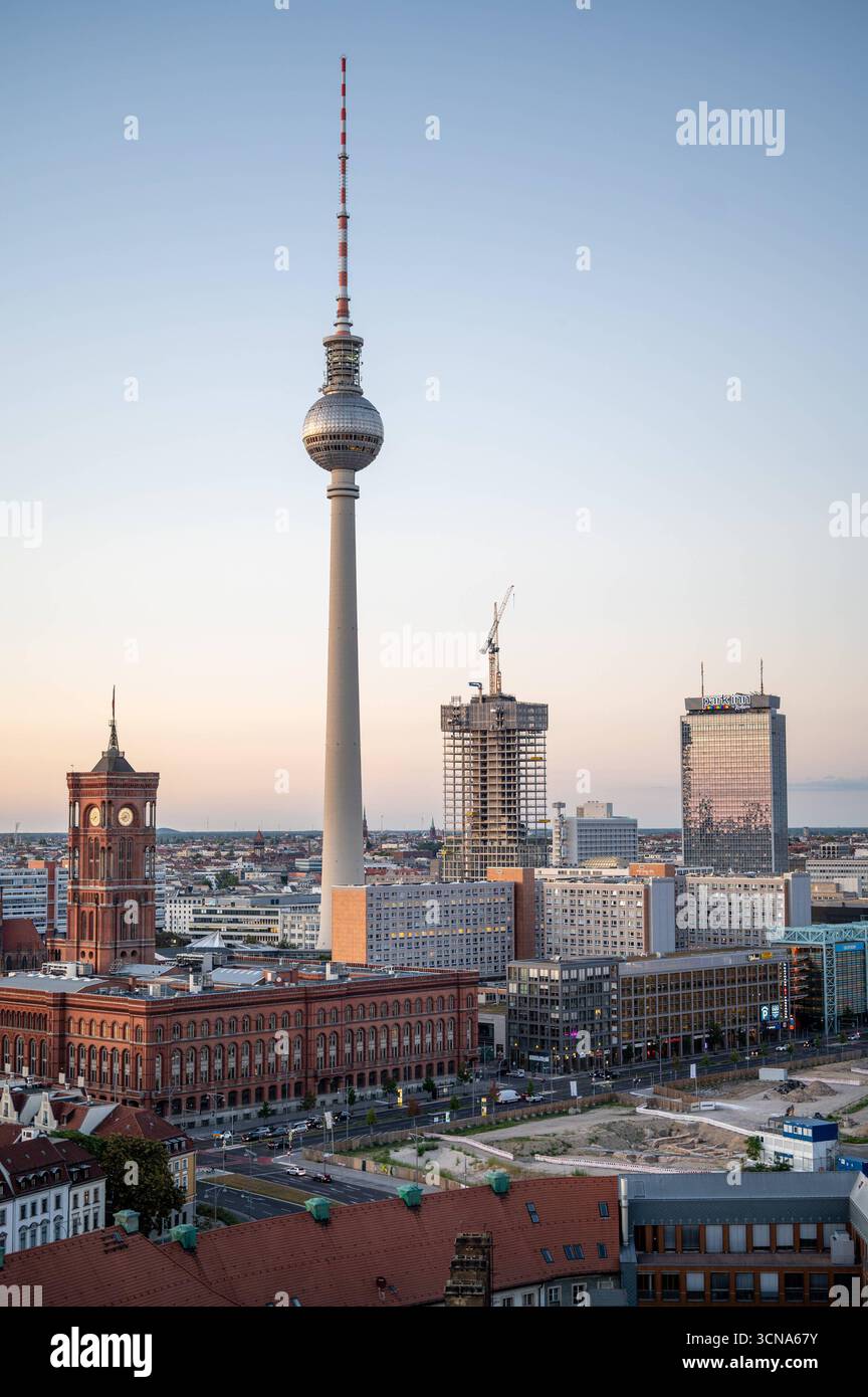 Blick auf den Bau des MYND Hochhauses am Alexanderplatz in Berlin ...
