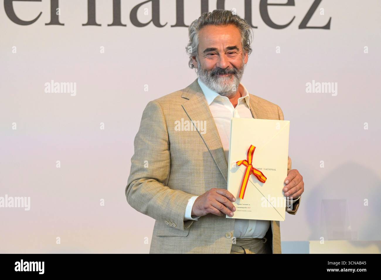 Actor Eduard Fernandez receives the National Cinematography Award ...