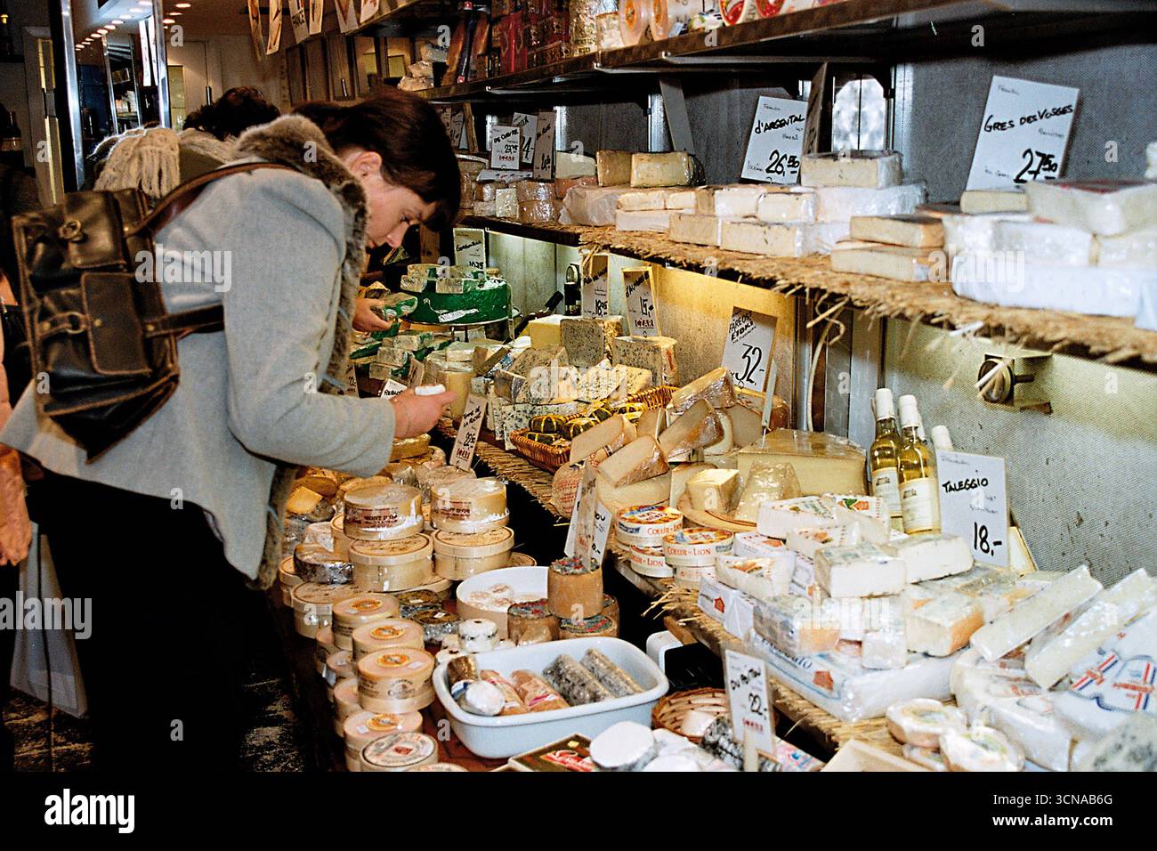 Copenhagen/ Denmark/30 DECEMBER 2003/Food consumers shopping food ...