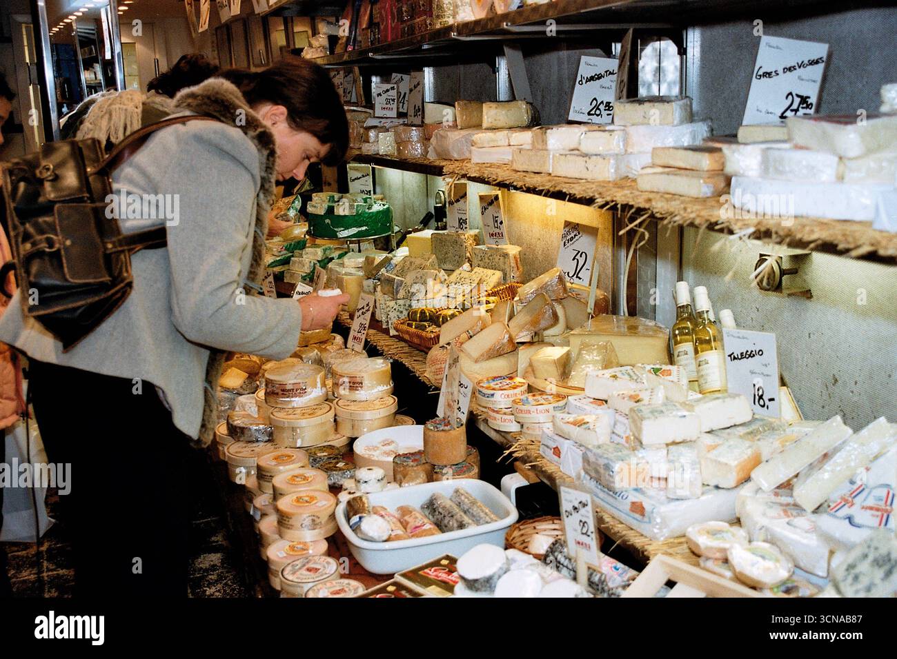 Copenhagen/ Denmark/30 DECEMBER 2003/Food consumers shopping food ...