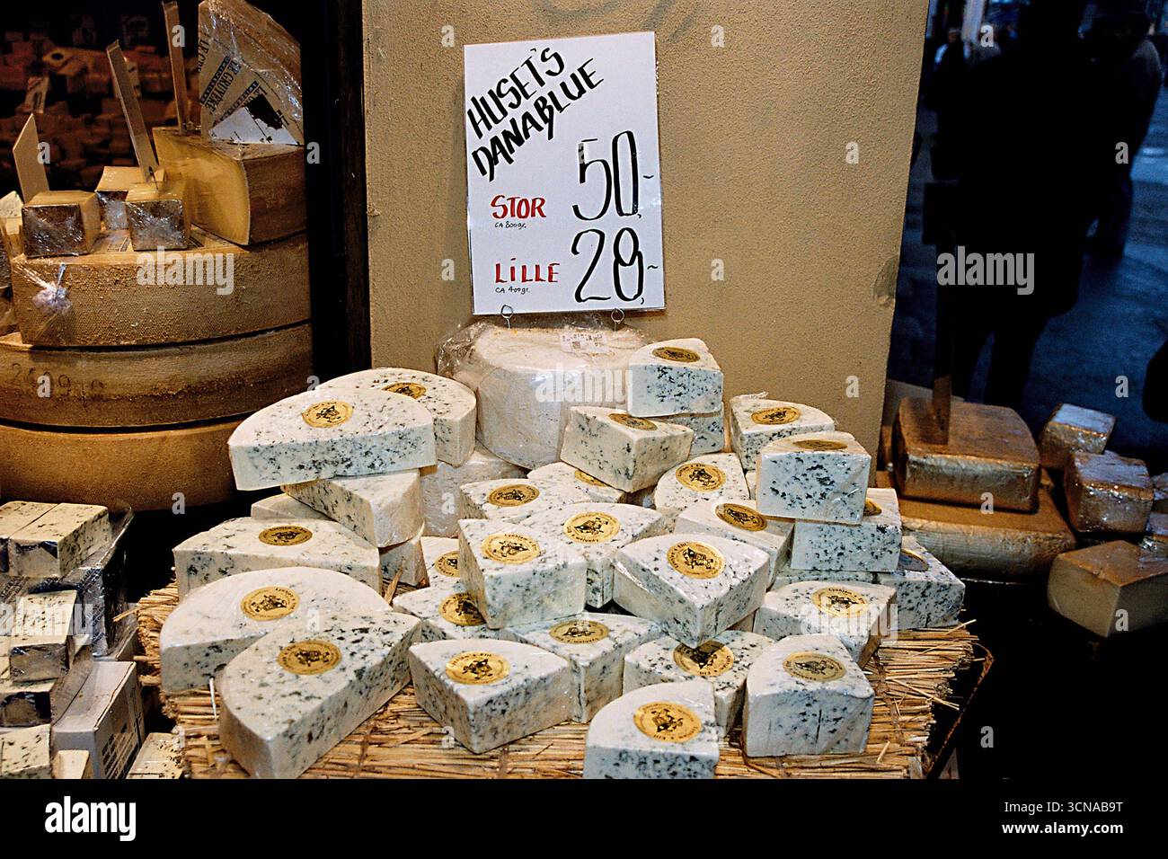 Copenhagen/ Denmark/30 DECEMBER 2003/Food consumers shopping food ...