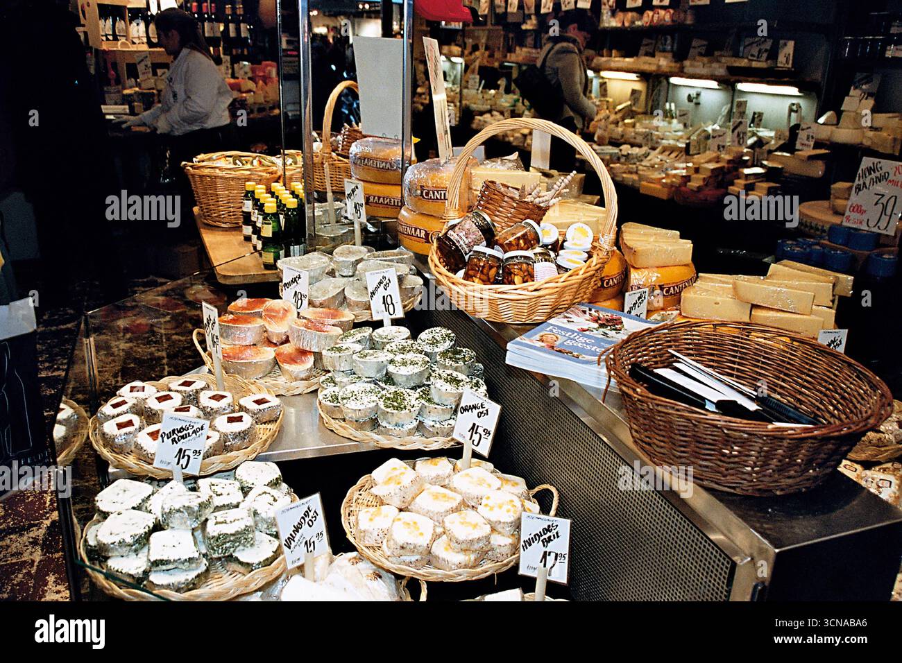 Copenhagen/ Denmark/30 DECEMBER 2003/Food consumers shopping food ...