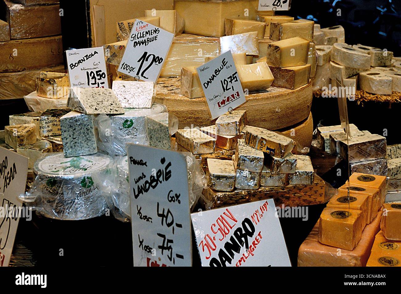 Copenhagen/ Denmark/30 DECEMBER 2003/Food consumers shopping food ...