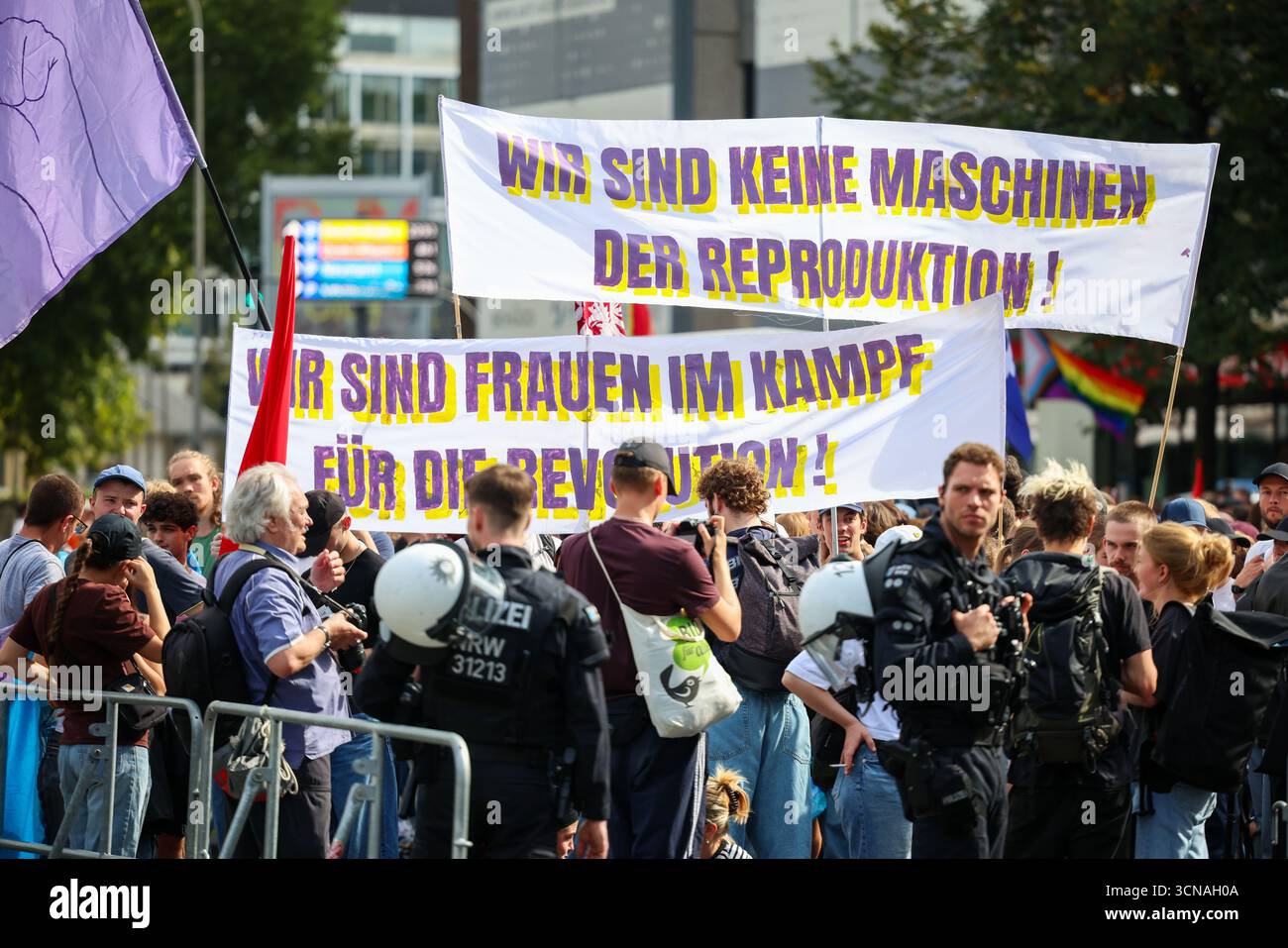 20 September 2025, North Rhine-Westphalia, Cologne: At the counter ...