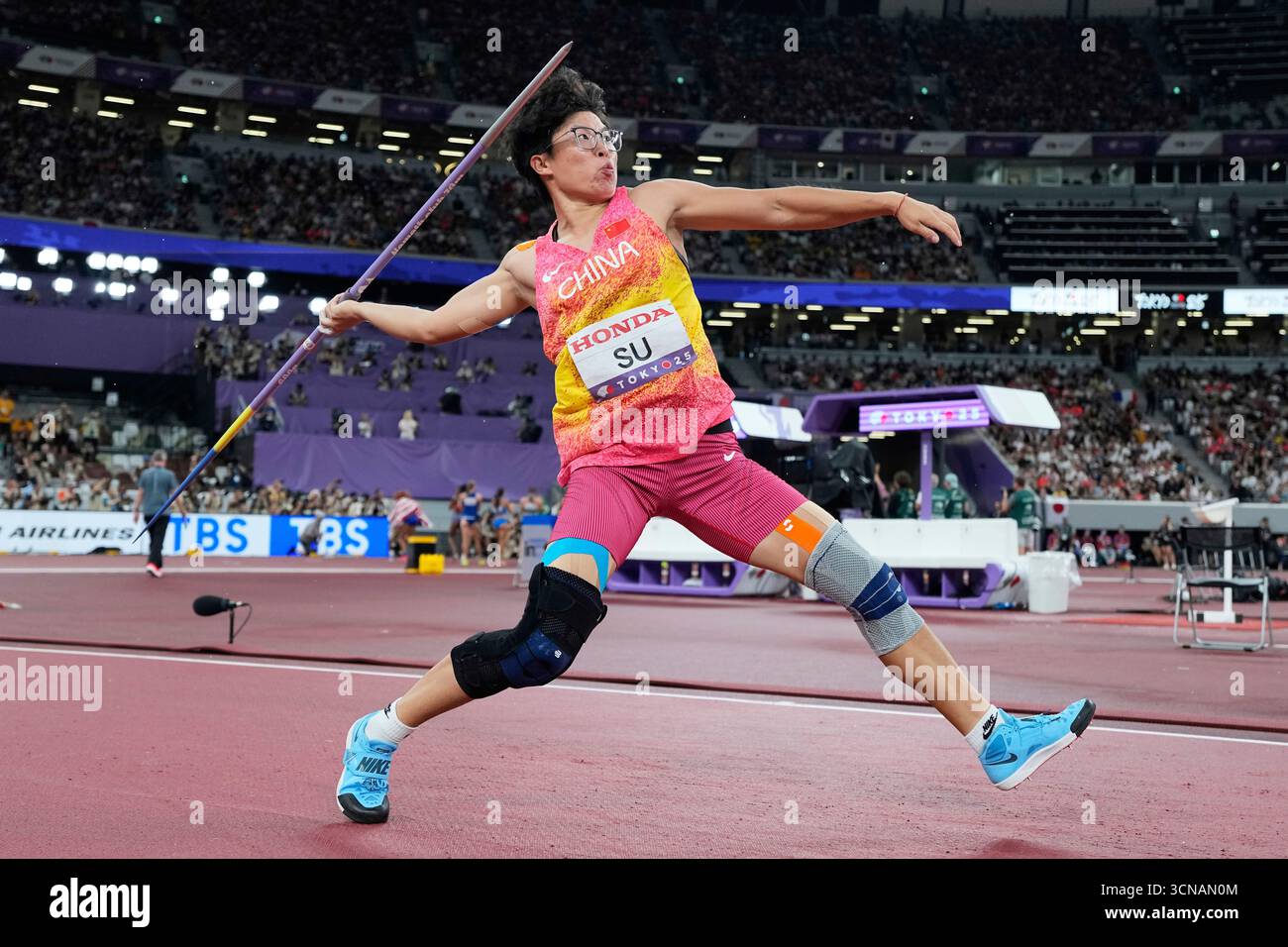 China's Su Lingdan competes in the women's javelin throw final at the ...