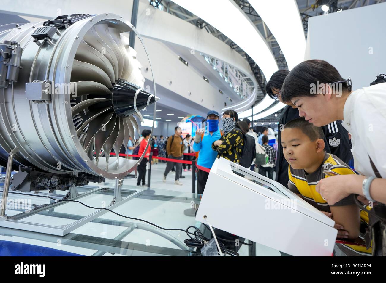 (250920) -- CHANGCHUN, Sept. 20, 2025 (Xinhua) -- Visitors learn about ...