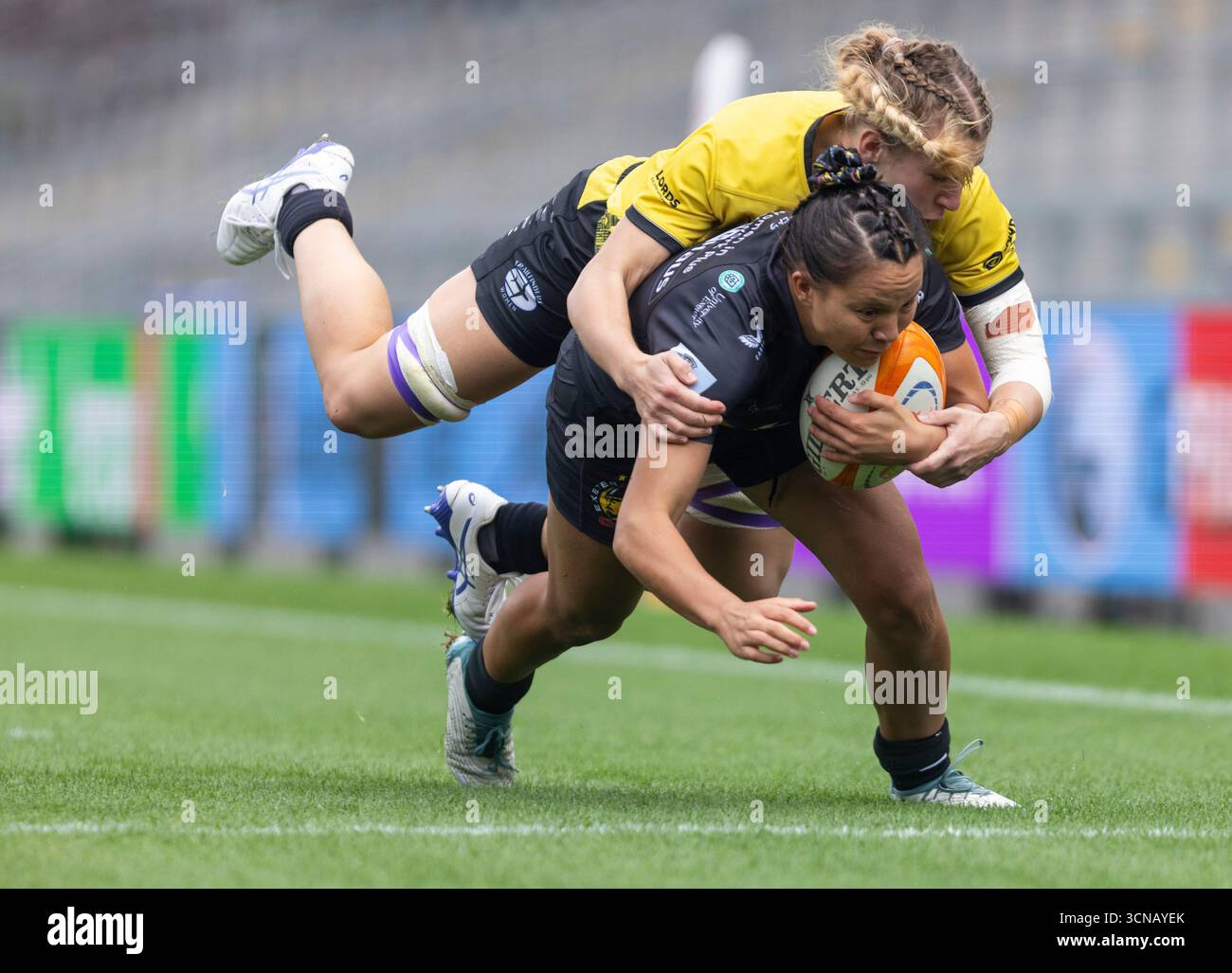 Trailfinders (cc) Emma Taylor tackles Exeter’s Chiefs Katie Buchanan ...