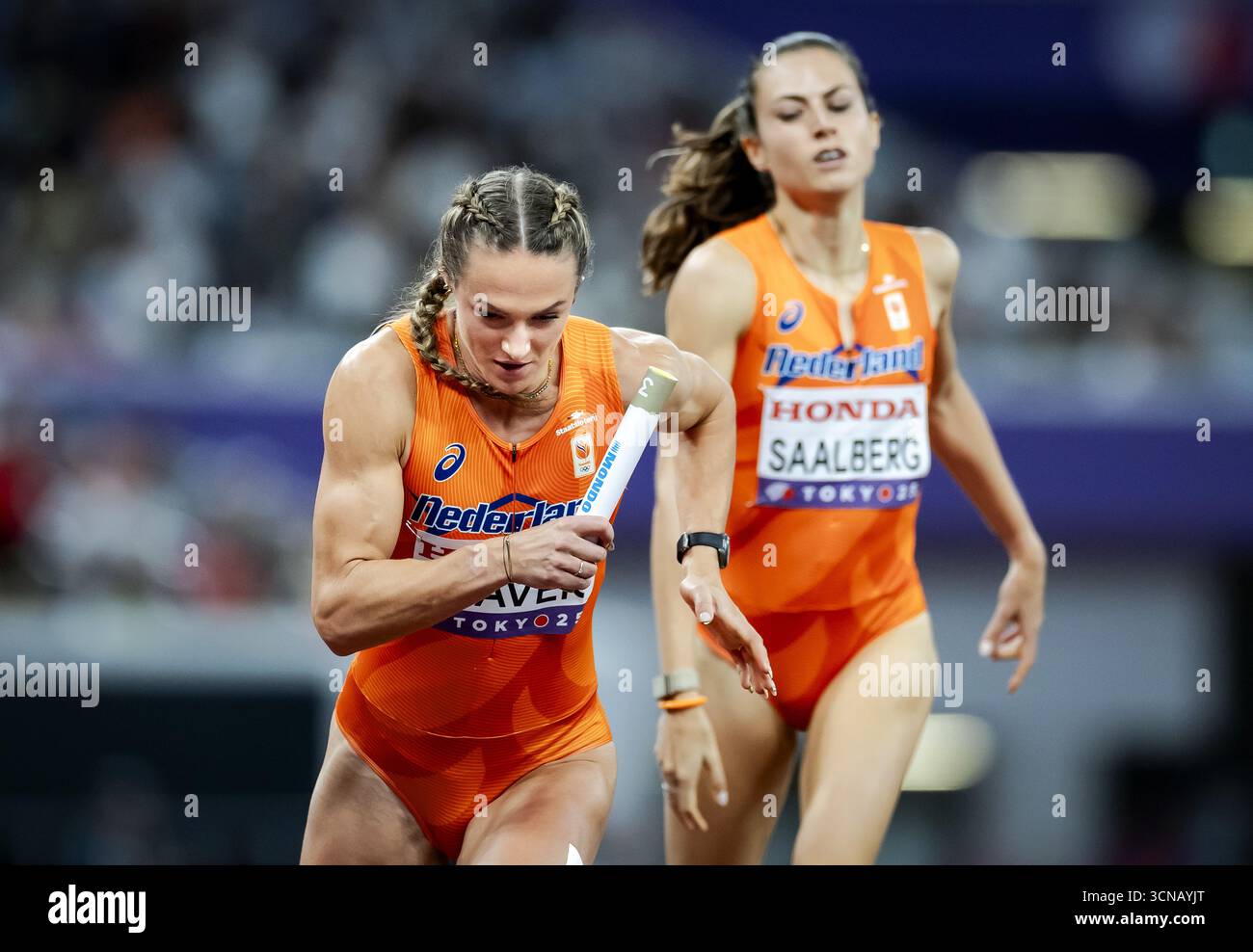 TOKYO - Lieke Klaver and Eveline Saalberg compete in the 4x400-meter ...