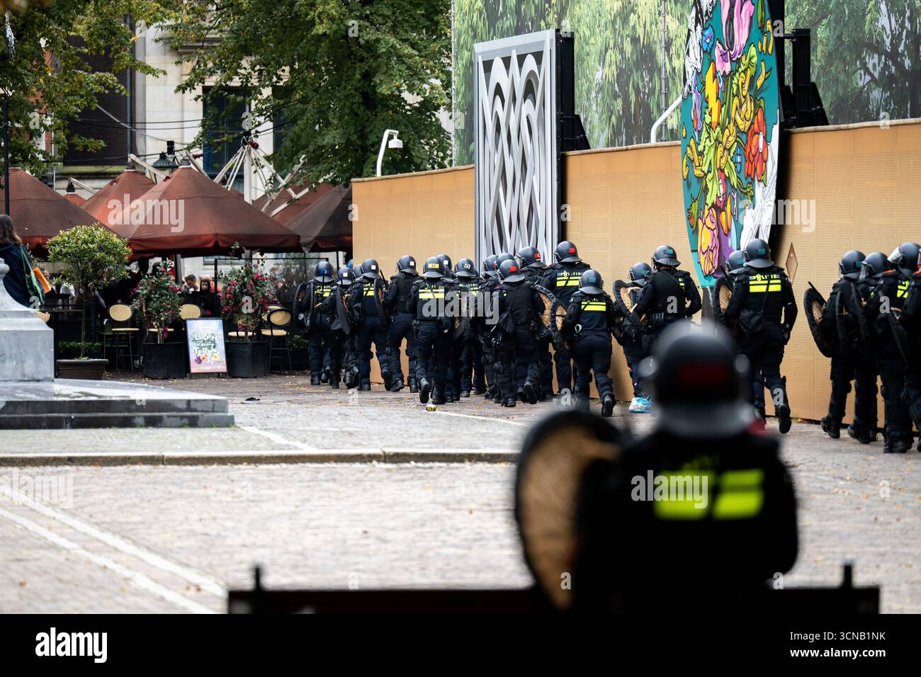THE HAGUE - Police at the Binnenhof during a protest against the ...