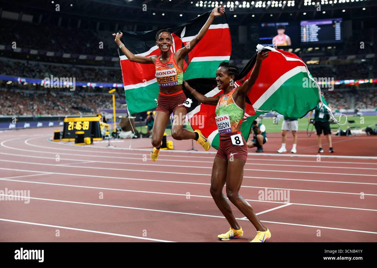 (250920) -- TOKYO, Sept. 20, 2025 (Xinhua) -- Beatrice Chebet (L) and ...