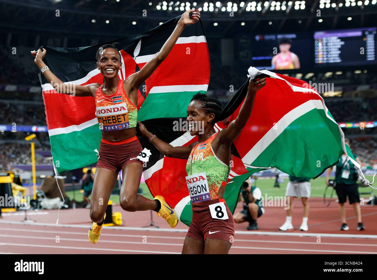 (250920) -- TOKYO, Sept. 20, 2025 (Xinhua) -- Beatrice Chebet (L) and ...