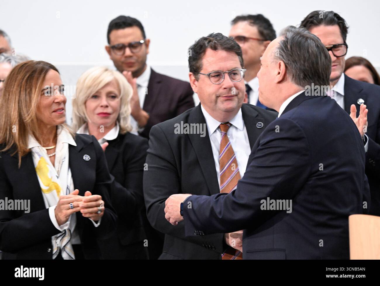 Bernard Drainville, au centre, serre la main du premier ministre du Quv ...