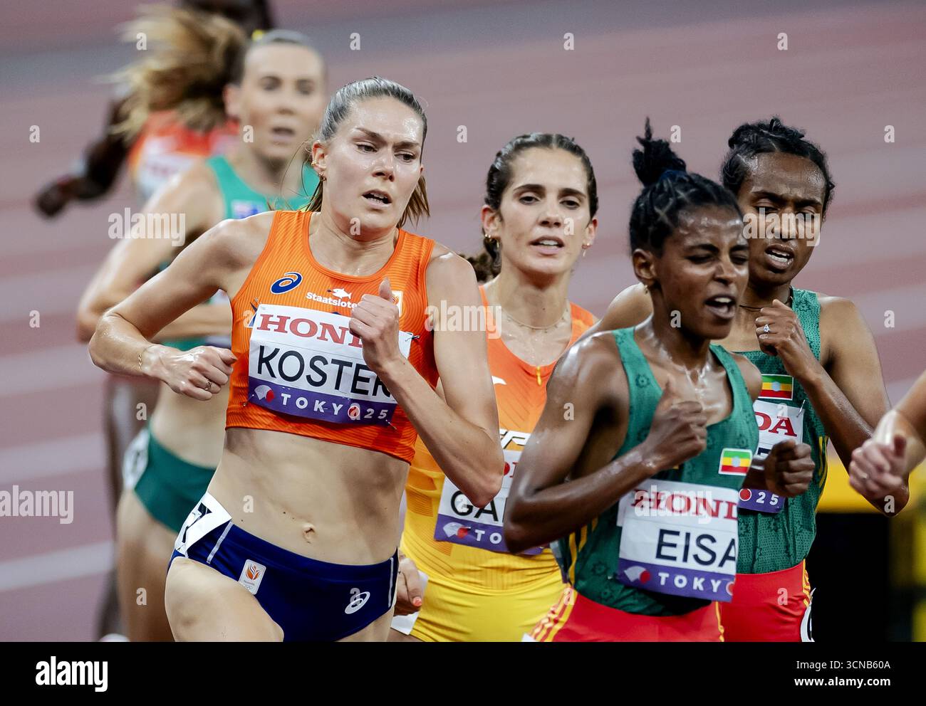 TOKYO - Maureen Koster in the 5000-meter final at the World Athletics ...