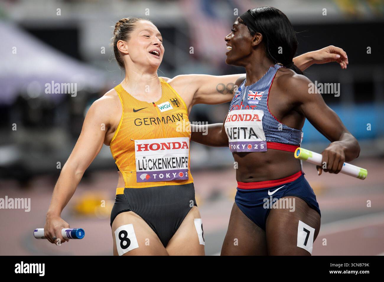 4x100m Staffel: Gina L?ckenkemper (GER) l?uft mit Daryll Neita (GBR) lachend ins Ziel an Tag 8 ...