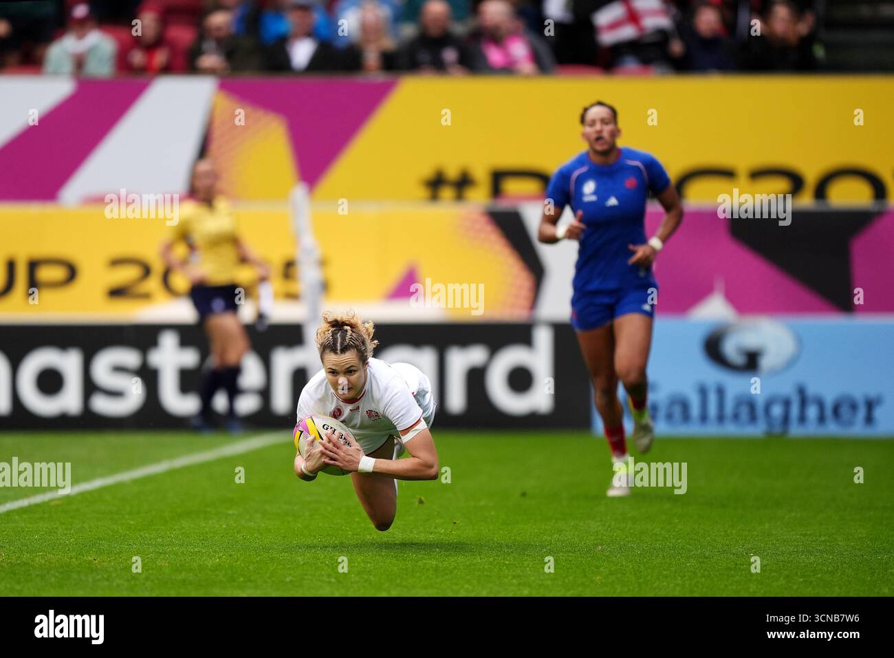 England's Ellie Kildunne (left) scores a try during the Women's Rugby ...