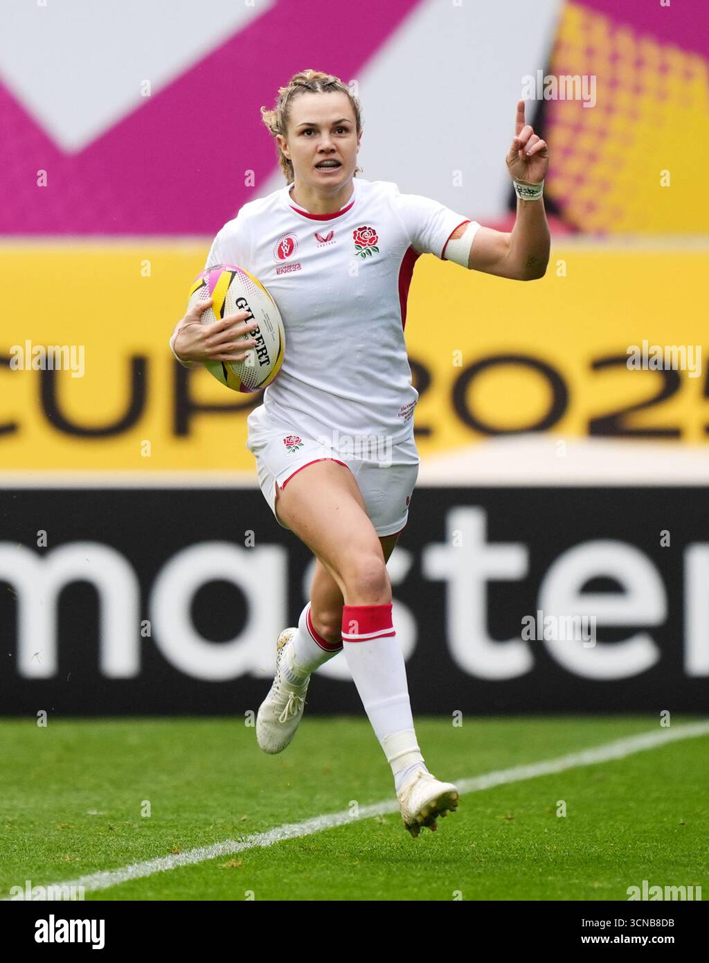 England's Ellie Kildunne celebrates scoring a try during the Women's ...