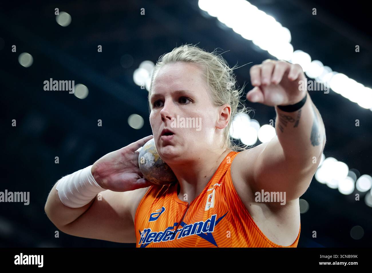 TOKYO - Jessica Schilder in the shot put final at the World Athletics ...