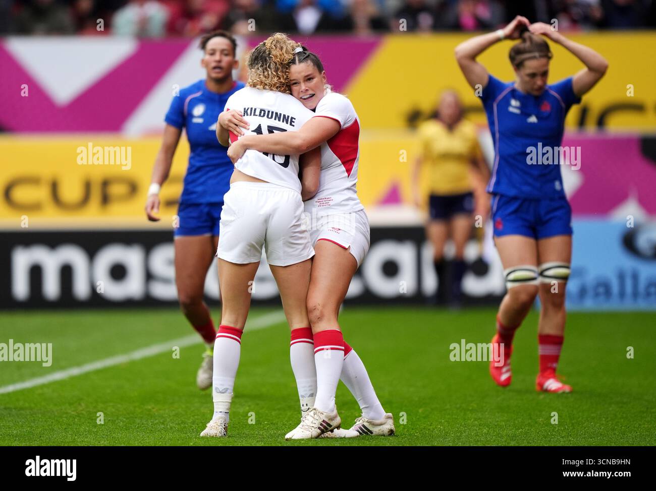 England's Ellie Kildunne (left) celebrates scoring a try with Jess ...