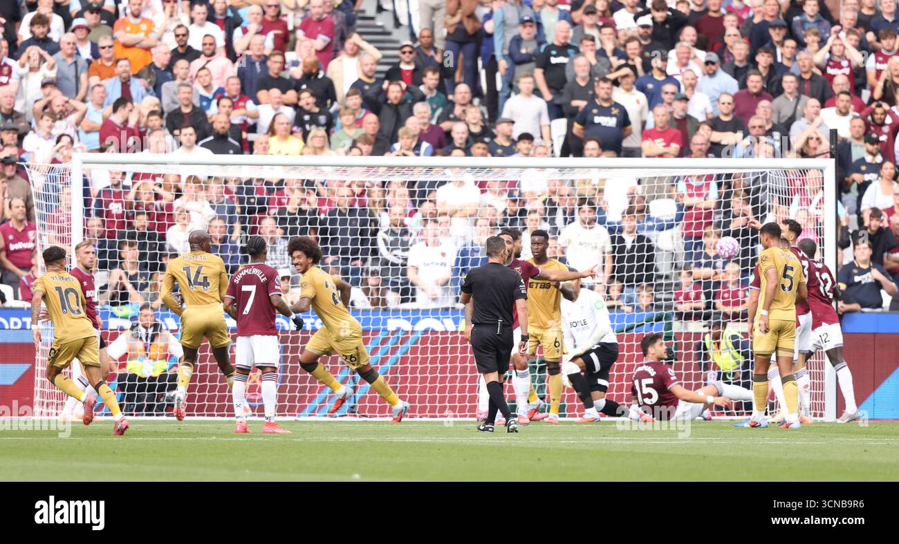Jean-Philippe Mateta (CP) scores the first Palace goal (0-1) at the ...