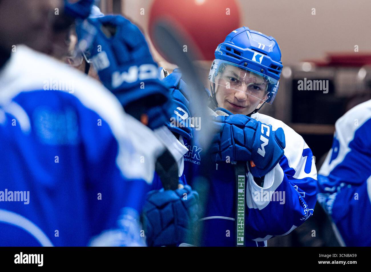 Loris Wey #77 (EV Zug) - 16.09.2025 - National League, Regular Season ...