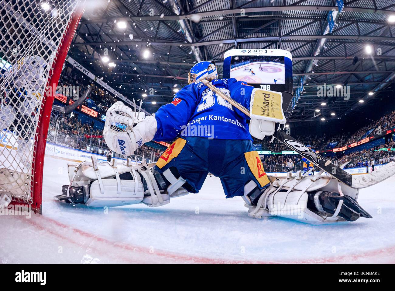 Goalkeeper Leonardo Genoni #30 (EV Zug) from the NetCam perspective ...