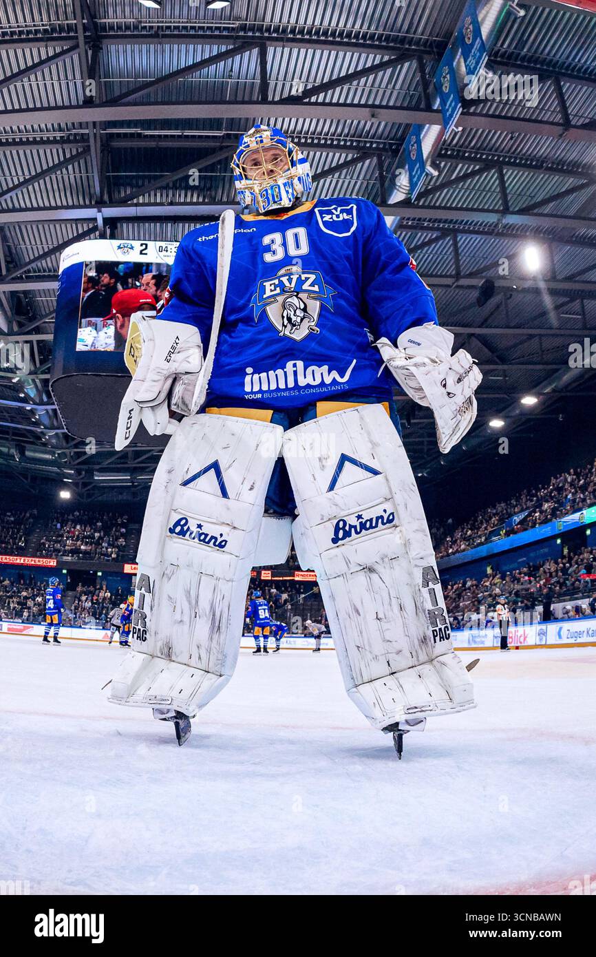 Goalkeeper Leonardo Genoni #30 (EV Zug) from the NetCam perspective ...