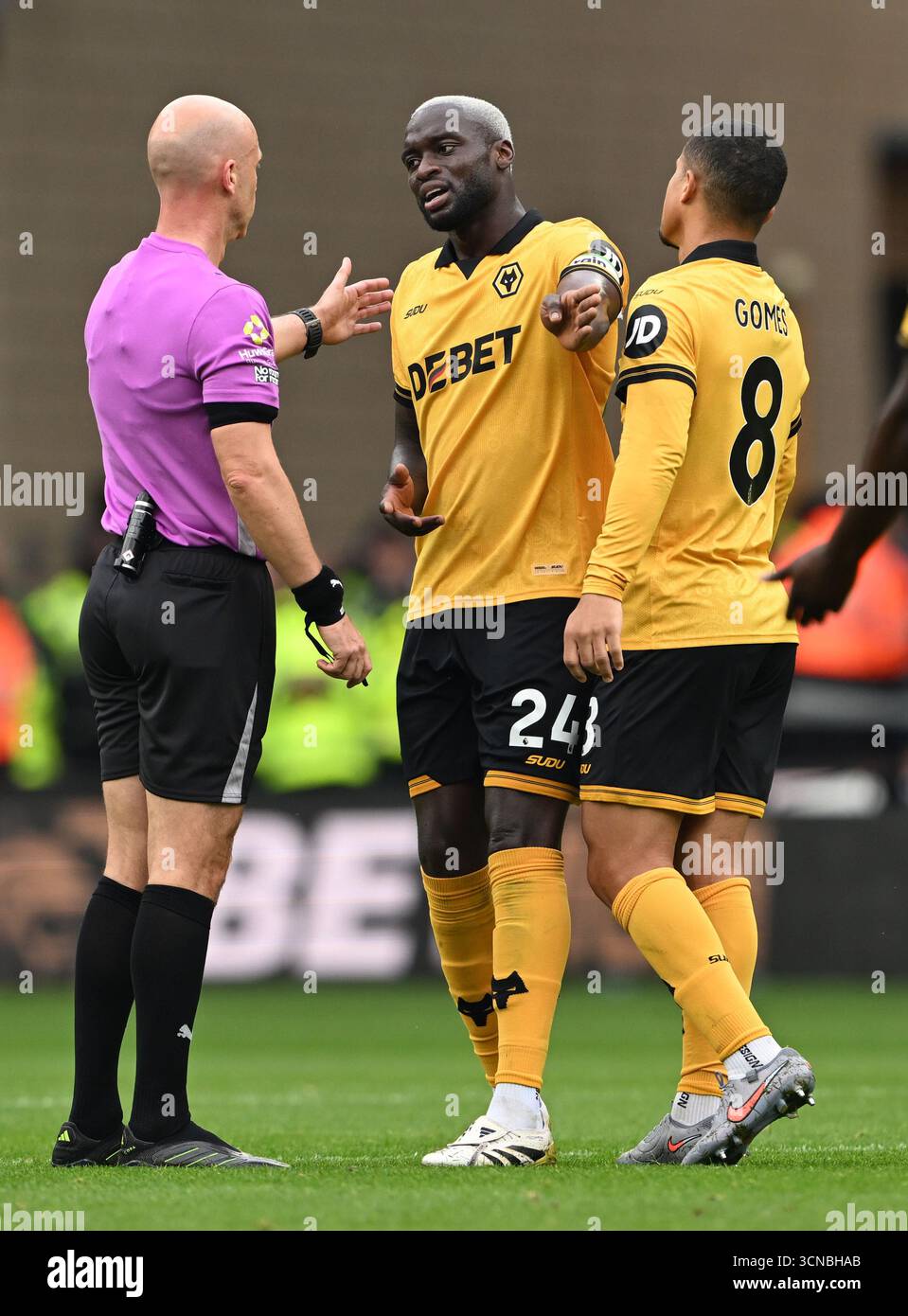 Wolverhampton Wanderers goalkeeper Daniel Bentley (centre) speaks with ...