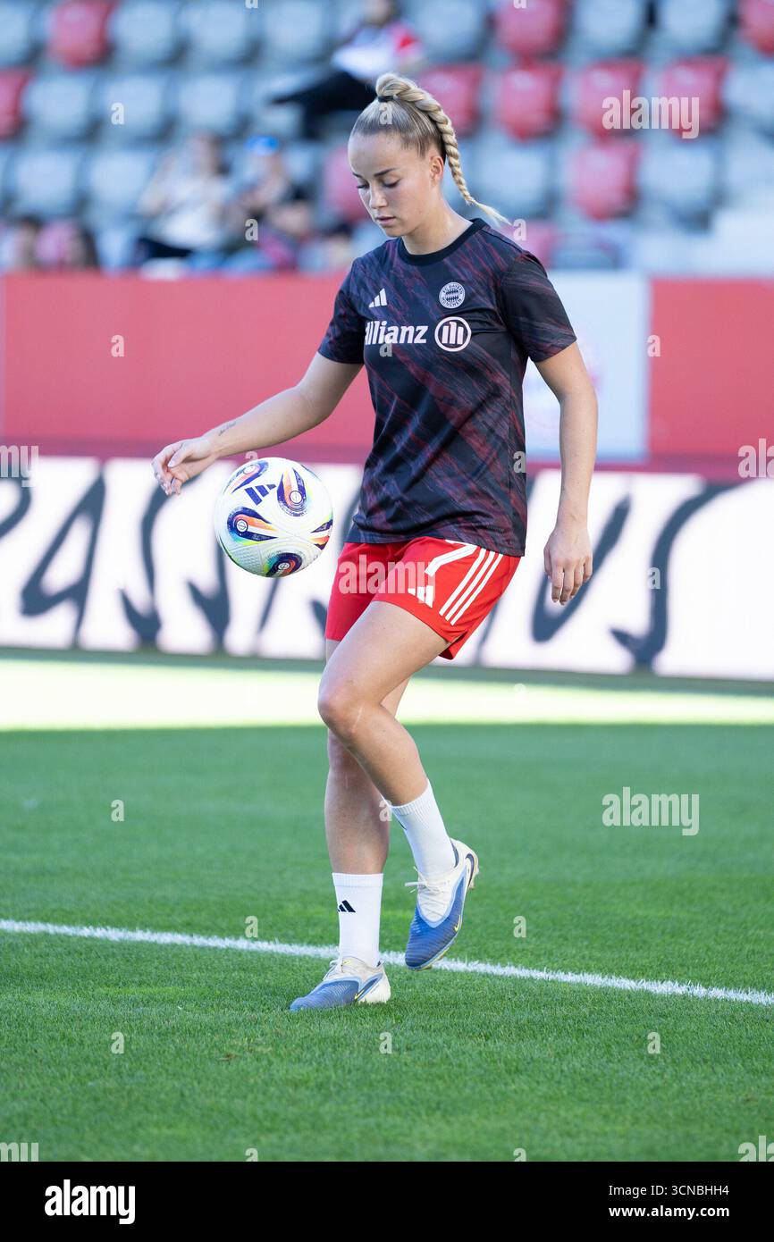 Giulia Gwinn (7 FC Bayern) ist nach ihrer Verletzung gut gelaunt zur?ck beim Google Pixel Frauen ...