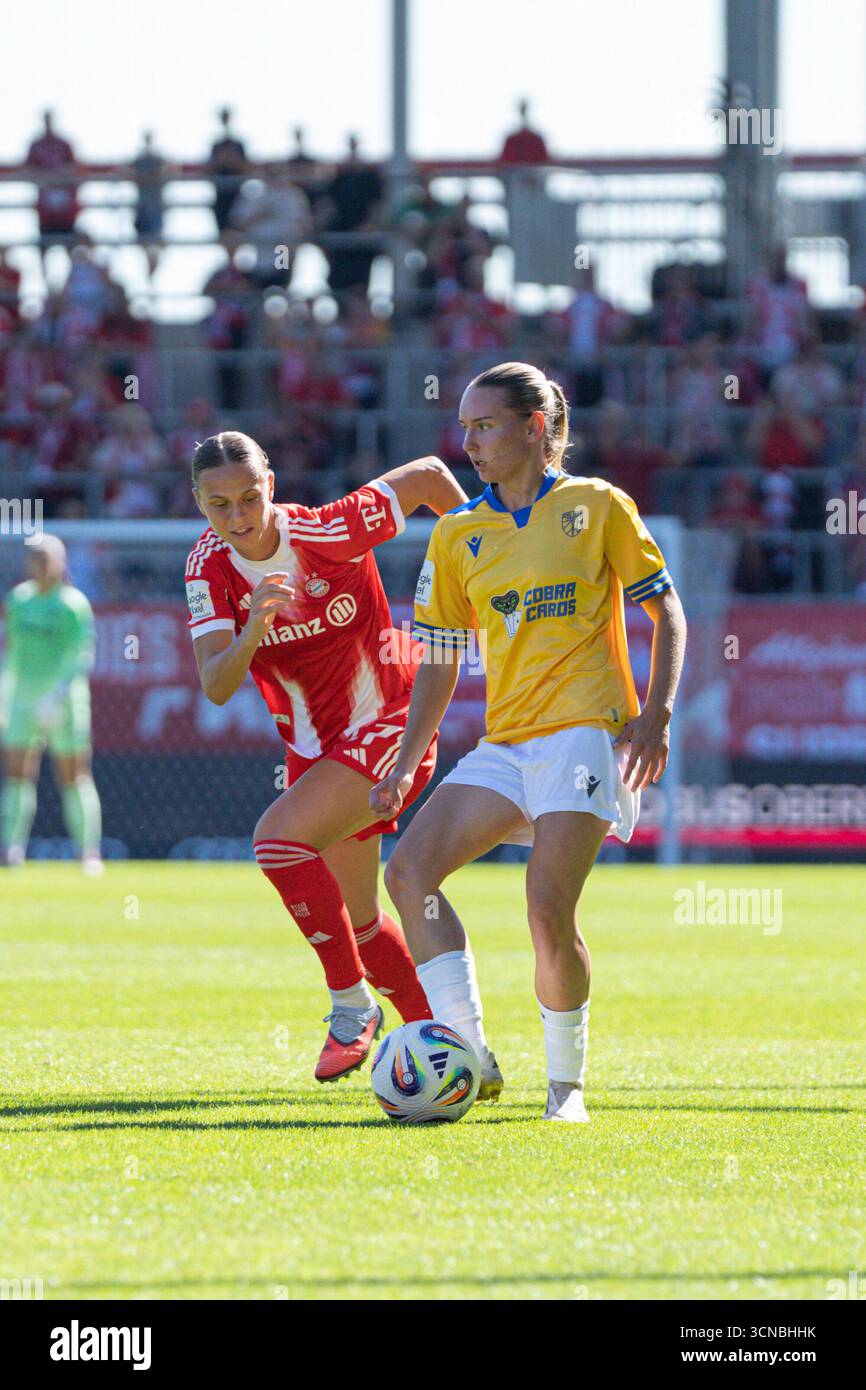 Emily Reske (28 Jena) und Klara B?hl (17 FC Bayern) in Aktion beim ...