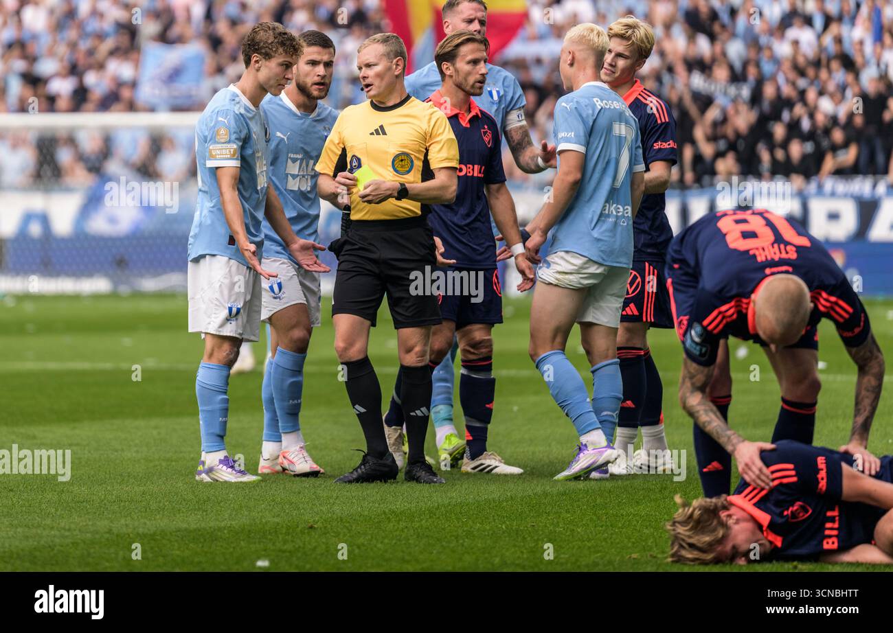 250920 Malmö FFs Hugo Bolin och Domare Fredrik Klitte under ...