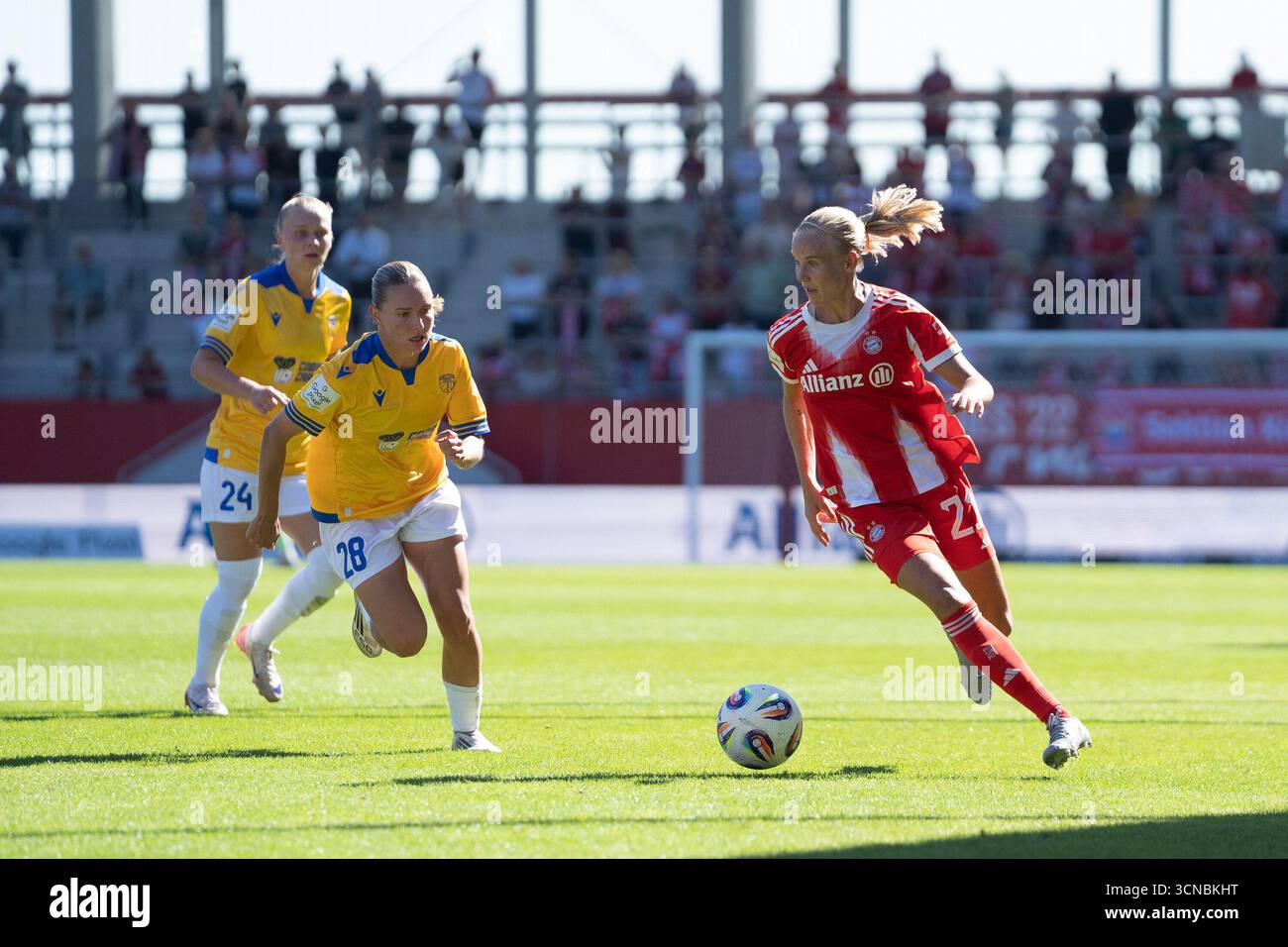 Emily Reske (28 Jena) und Pernille Harder (21 Bayern) in Aktion beim ...